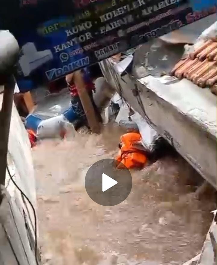 PERAHU TERBALIK SAAT AKAN EVAKUASI, BALITA HANYUT TERBAWA ARUS. – Ekspresi Indonesia